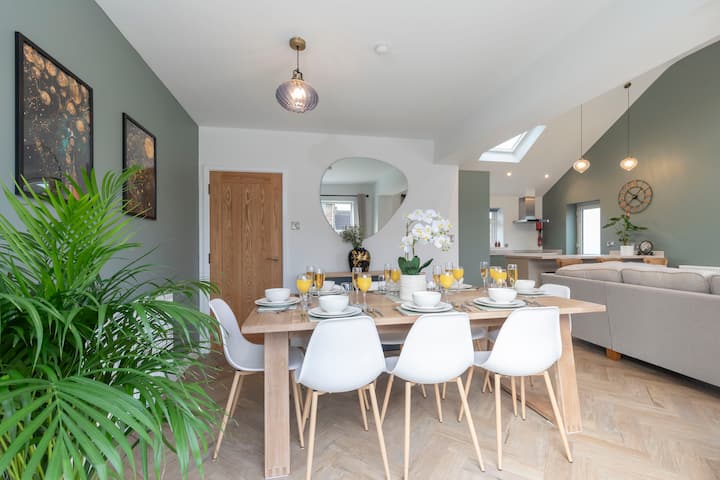 Comfortable & Contemporary 5-bed 3 Bathroom Home - Cheltenham