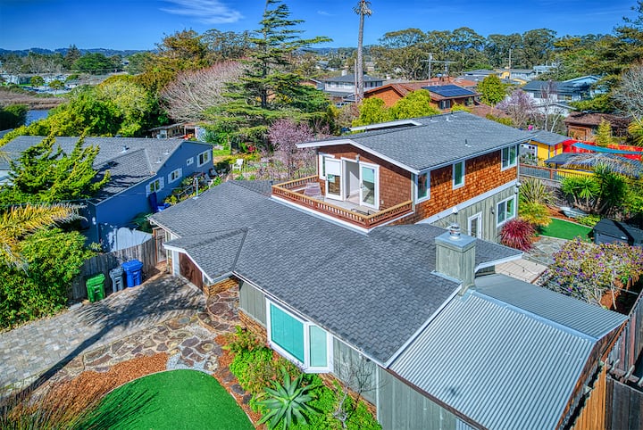Surfside Retreat - Hot Tub, Fire Pit & Cozy Yard - Santa Cruz, CA