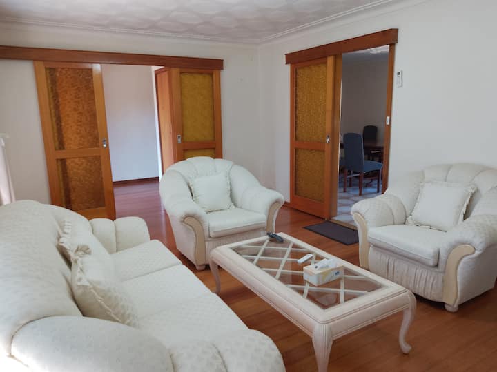 Charming 3-bedroom House Near Tourist Attractions - Werribee Park, Werribee South