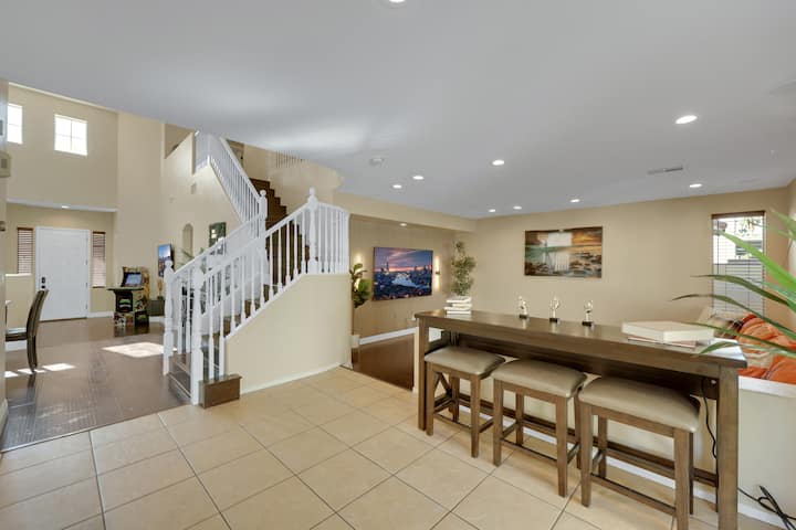 Luxurious Home | Sleeps 8 | Near Strip - Las Vegas, NV