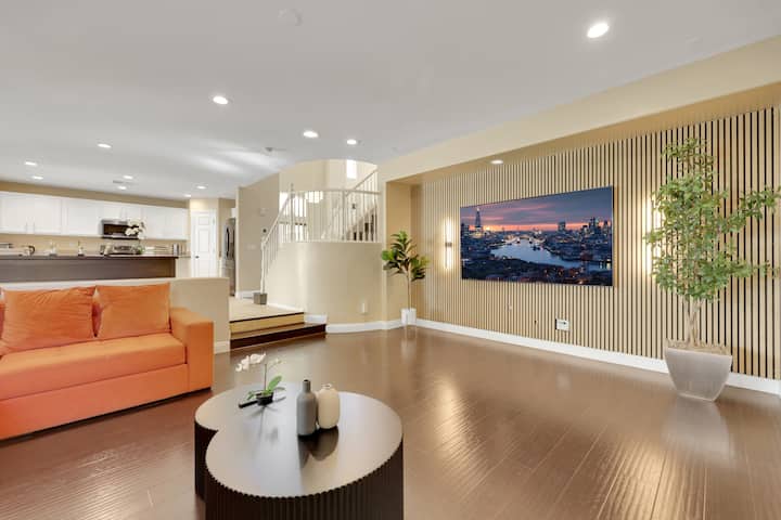 Luxurious Home | Sleeps 8 | Near Strip - Las Vegas, NV