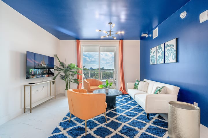 {Blue Sands} ~ Beach ~ Pool ~ Balcony ~ Sleeps 7 - Hollywood, FL