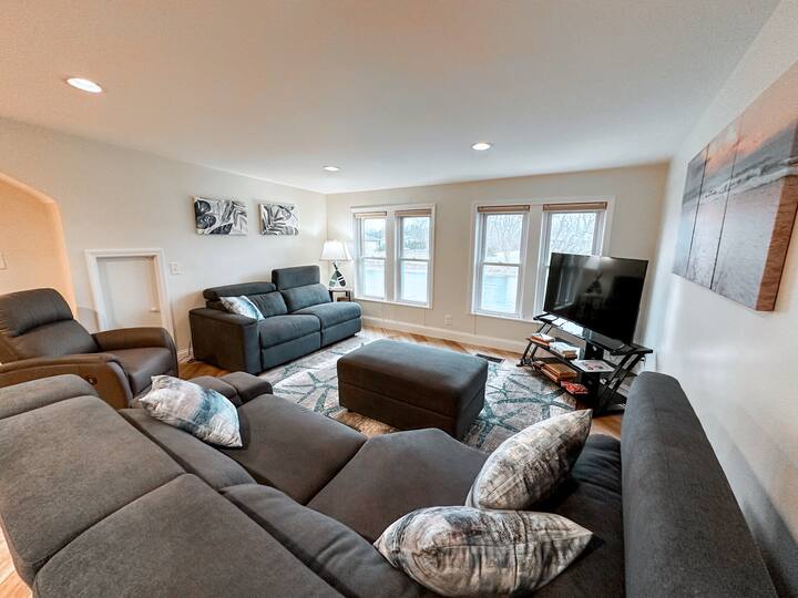 Modern Riverbend Suites - 3br - Bay City, MI