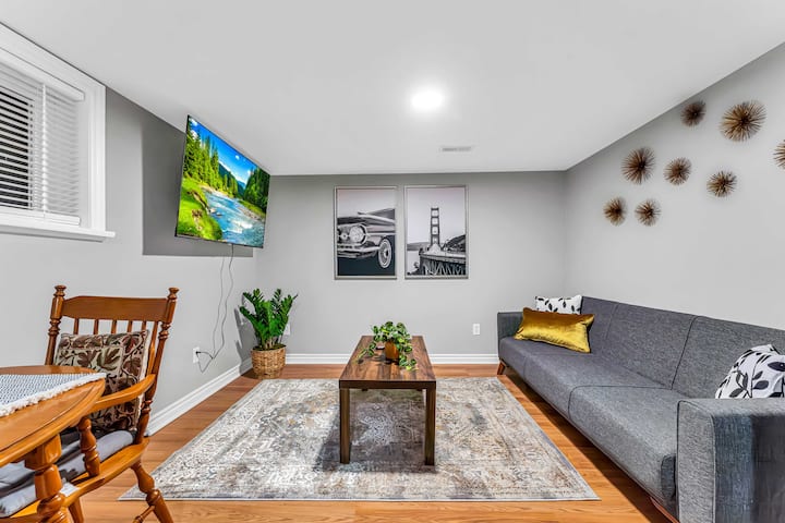Queen Bed | Workstation | Parking |High Speed Wifi - Waterloo