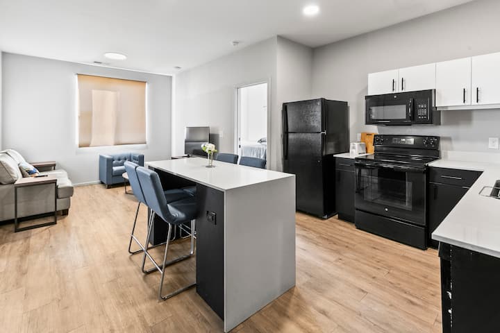 Modern Meets Cozy | Dt 2bd Apt | Gym | Free Wifi - Omaha, NE