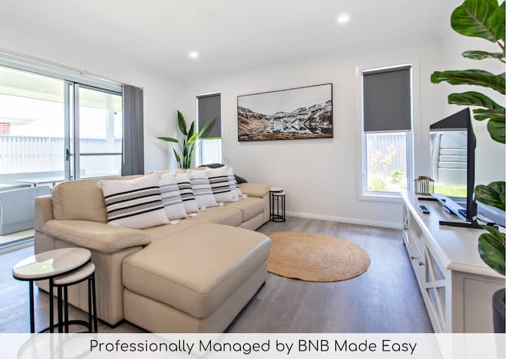Villa Magnolia | Poolside Retreat, Gated Community - Dubbo