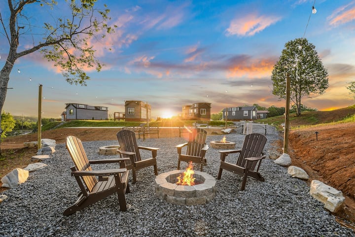 The Evergreen 28 By Sojourn Lodging - Sevierville, TN
