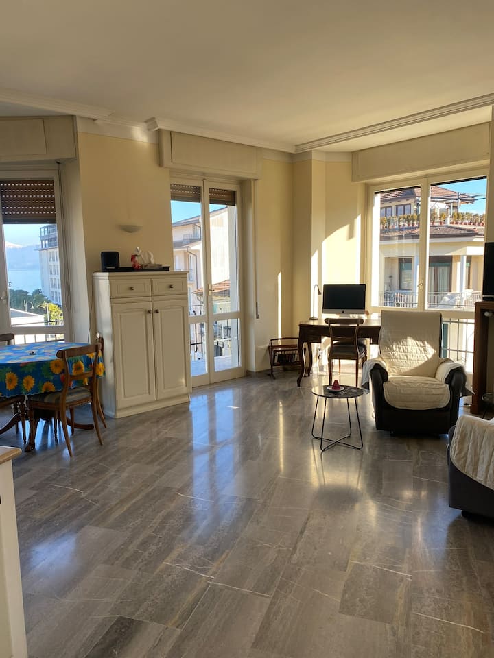 Spacious & Stylish 10 Window Room Apartmt. - Stresa