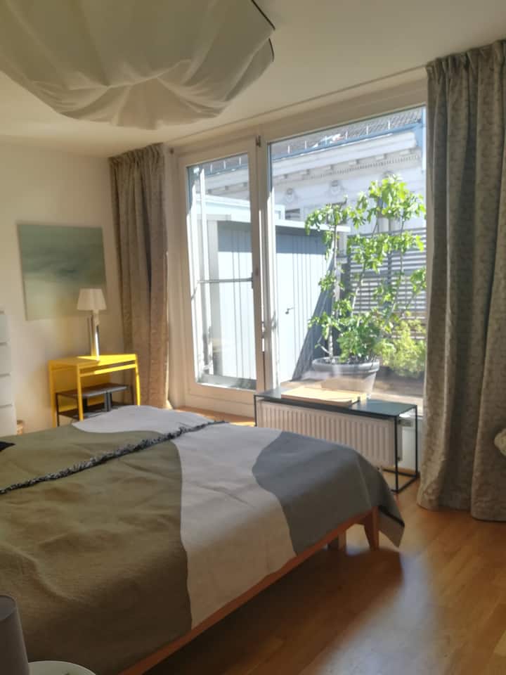 Helles Zimmer Mit Terrasse - Women Only - Viyana