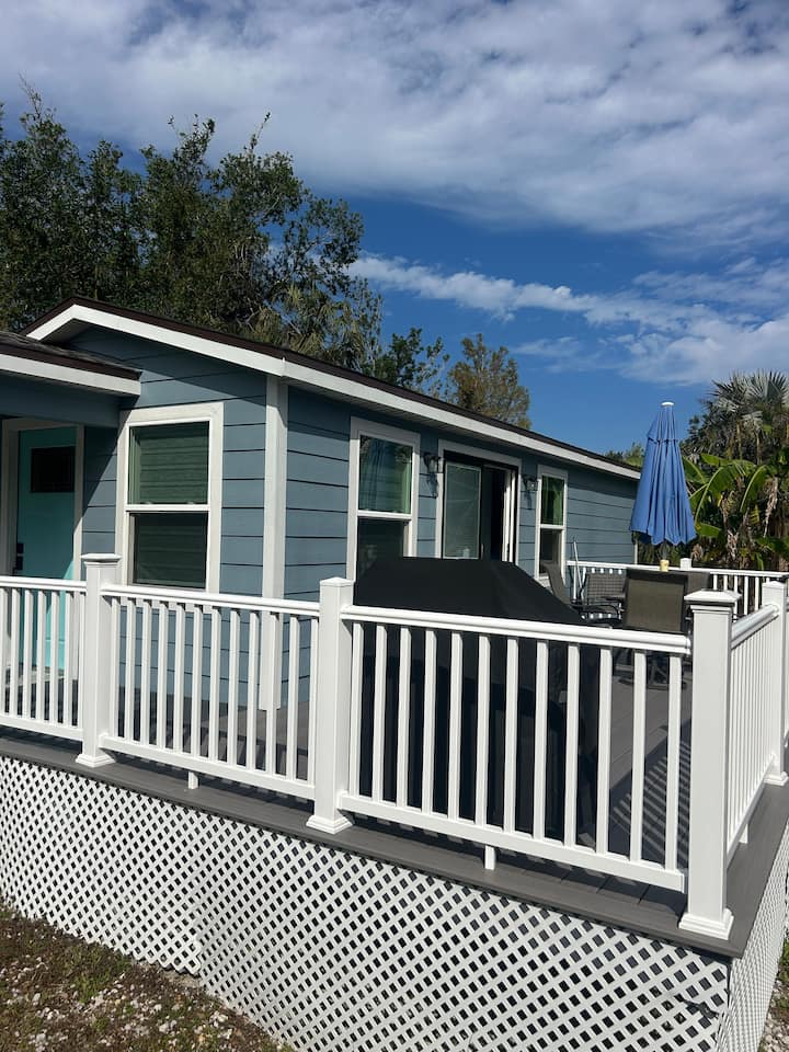 Sunshine Beautiful Cottage House -Romantic Getaway - Venice, FL