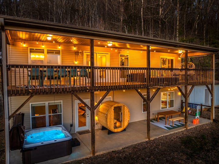 Mtn Views! Hot Tub, Sauna, Gameroom, Theatre, Golf - Asheville, NC