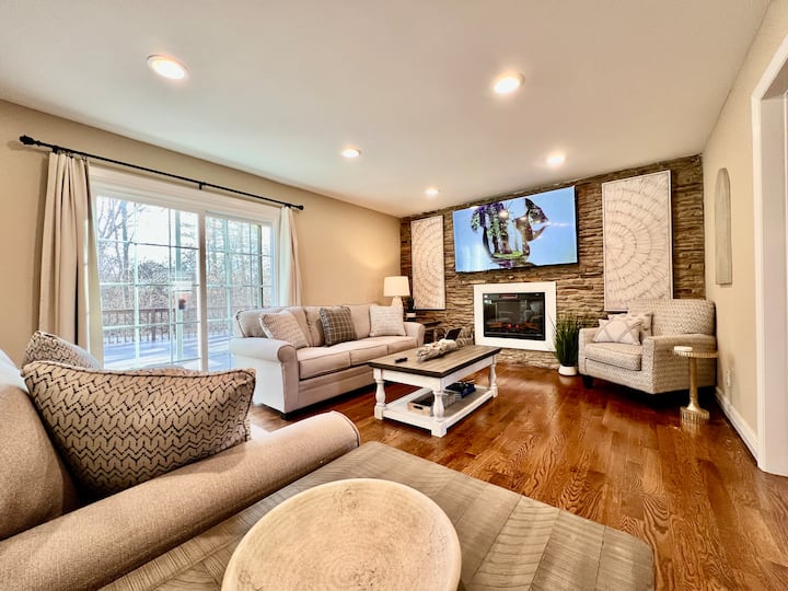 Executive Home In West Chester Game Room Hot Tub - West Chester Township, OH