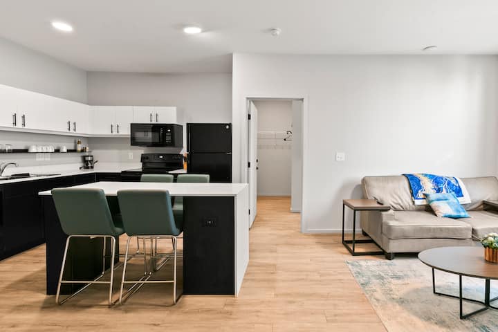 Budget-friendly 2bd Downtown Apt | Courtyard - Council Bluffs, IA