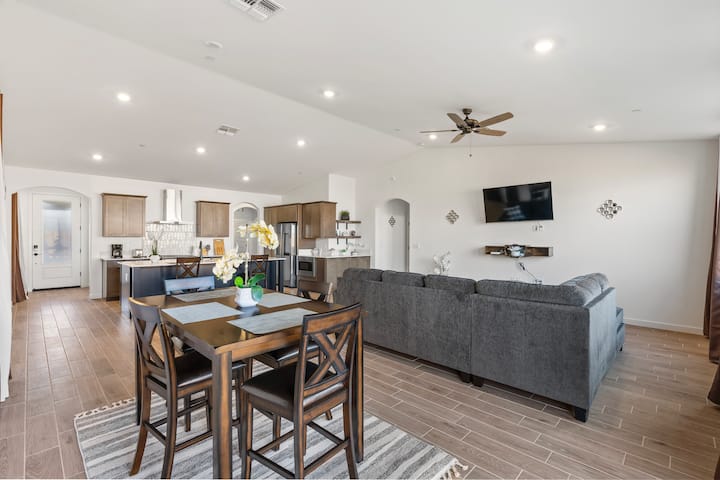 Stylish & Modern Bakersfield Retreat Near Downtown - Bakersfield, CA