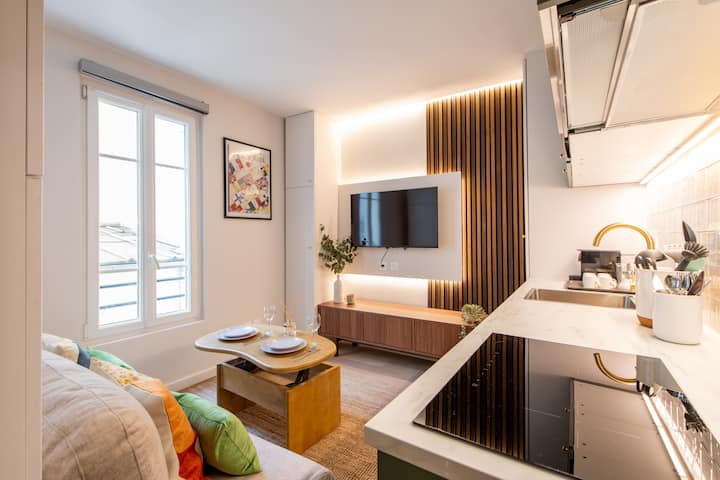 Eiffel Tower - Stunning Tiny Studio - Sleeps 2p - 