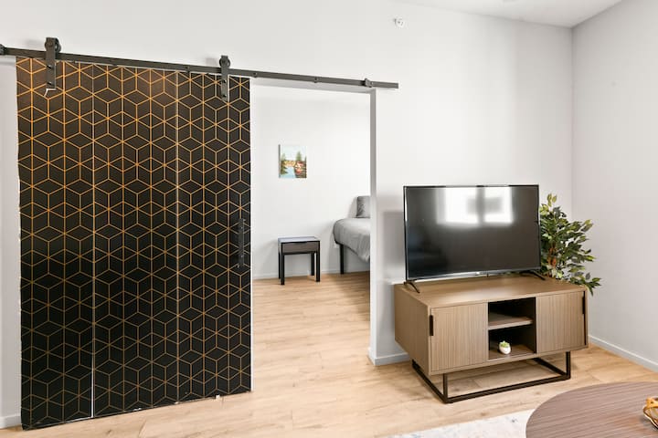 Relax In A Comfy | 1-bedroom Downtown Apt | Gym - Omaha, NE