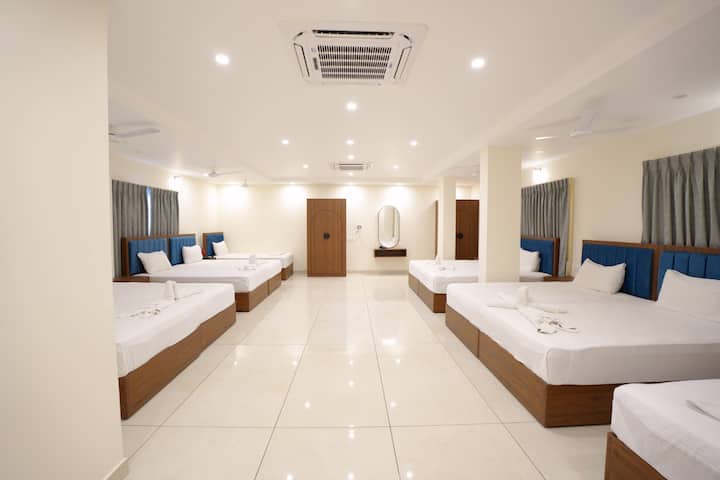 Entire Room, 10 Beds, 3 Restrooms, Parking, Tv - Pondicherry