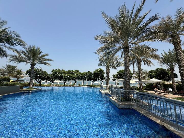 Bright 2 Bedroom Apartment, Beach & Pool Access - Dubai