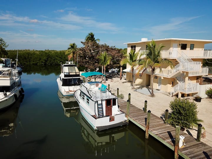 Vintage Boat Free Kayaks Paddleboard Row Boat - The Bahamas