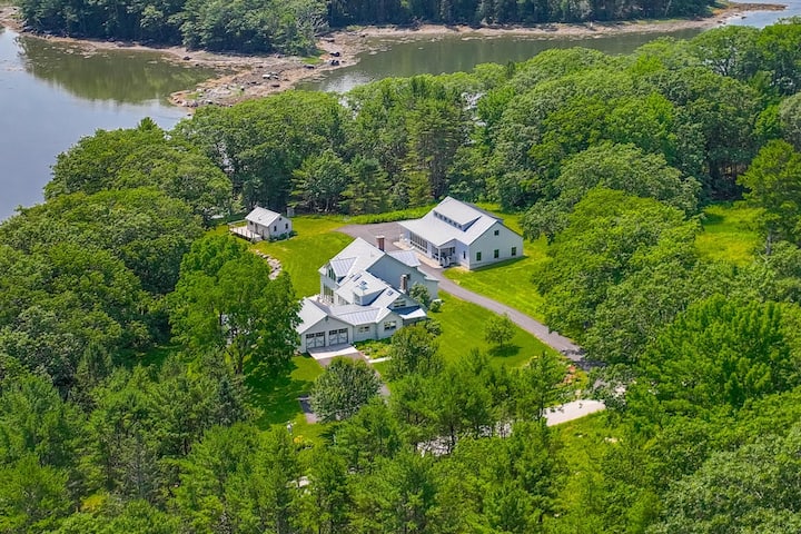 Serene Luxury Coastal Retreat - Maine