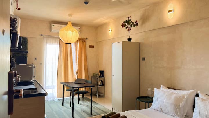 Luxe Studio W Coffee Machine, Wifi,  Balcony & A/c - プネー
