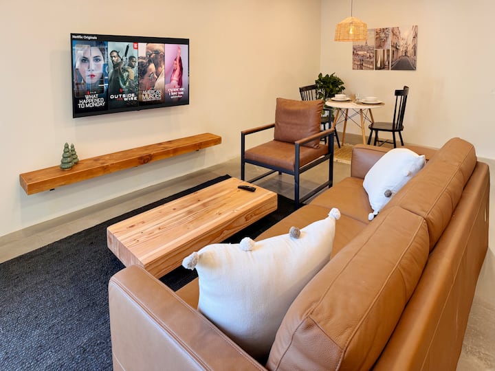 Modern House With Back Yard - Calabasas