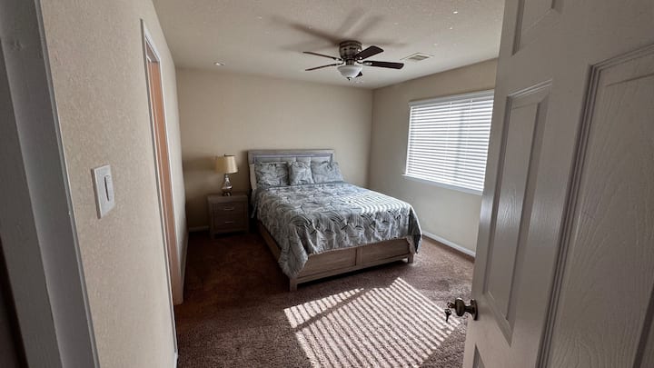 Clean Room In A Stylish Home - Katy, TX