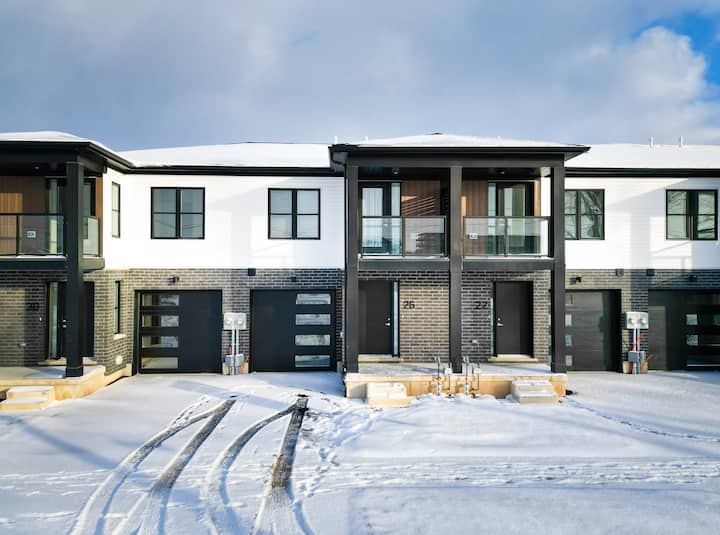 Family Friendly Canal Front 3br House | Sleeps 8! - Welland