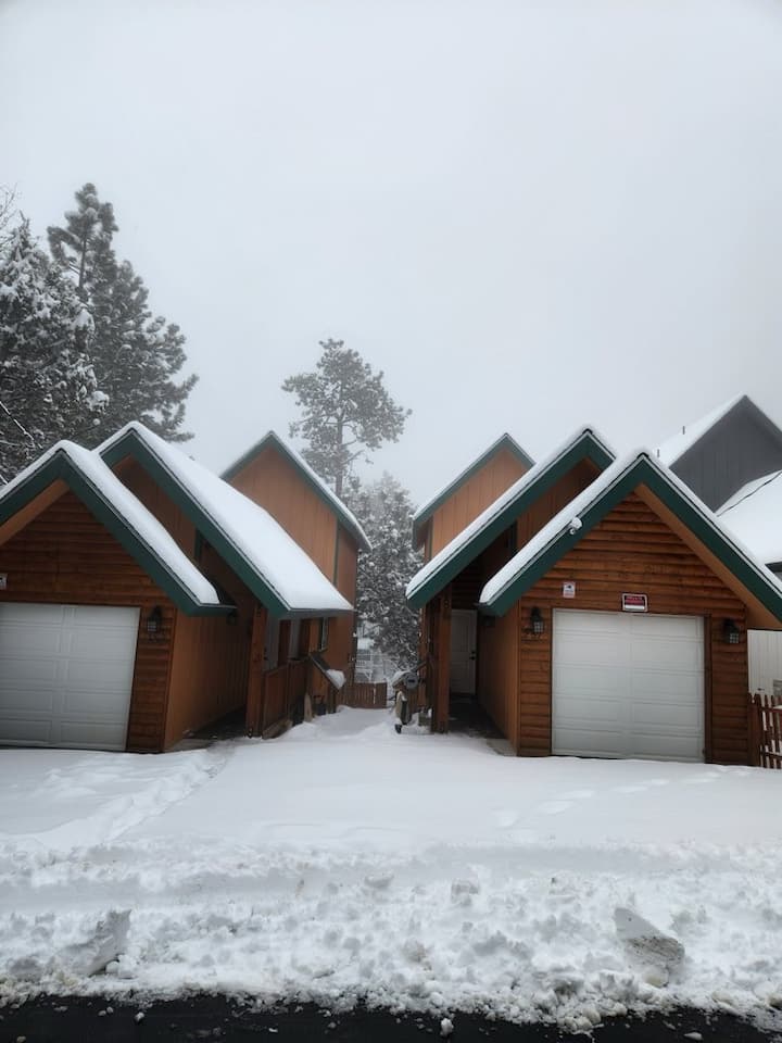 2 Cabins 6bedrooms 6bath 9 Beds - California