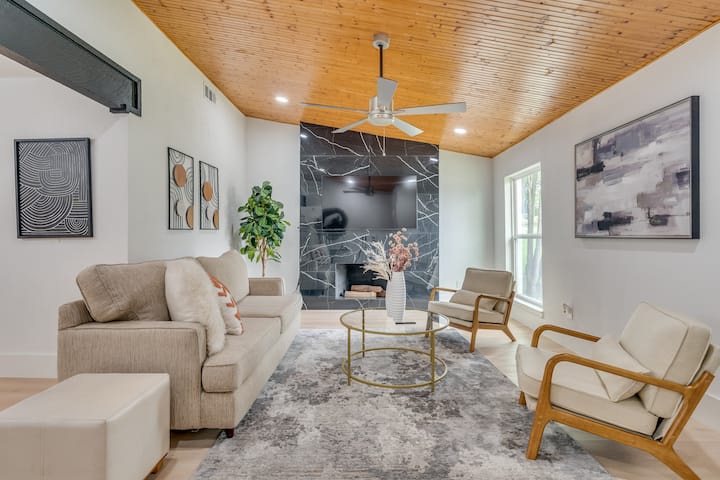 Gorgeous, New Entertainment Home - Carrollton, TX
