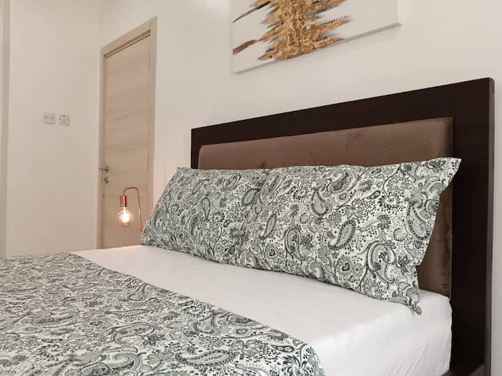 Recently Renovated 1-bed Apartment - 아크라