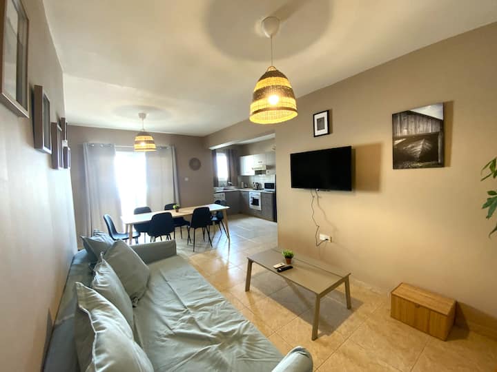 2br Apt - 5mins Walk To The Beach W/ Fast Internet - Larnaka