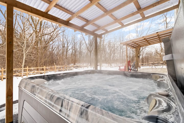 Rustic 5br Cottage | Cozy Hot Tub+ Autumn Backyard - Ontario