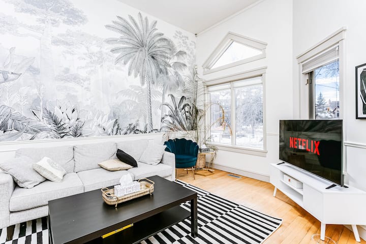 Chic Central 4bdrm Home*king Bed*airhockey*mins Dt - Edmonton, Canada