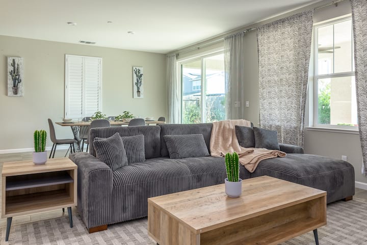 Cozy Family Home W/spacious Yard - Elk Grove