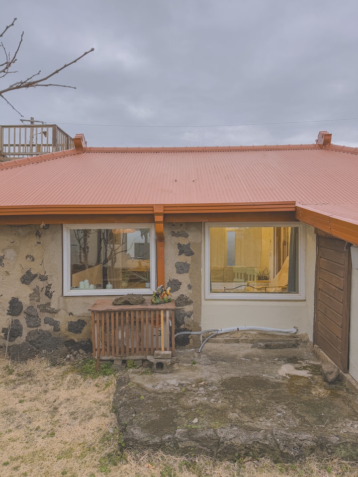 Jjobane Sinchon ｜Cozy Jeju Stone House - Jeju-si