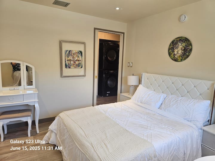 2 Bdr 1 Bath And A Pool In A 5 Bedroom House - Los Angeles, CA