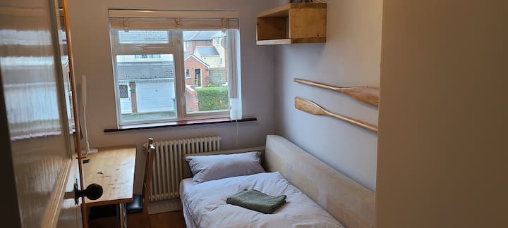 Bedroom In Friendly Oxford Family Home - Oxford