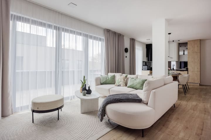 Penthouse With City View And Parking For Two - 헝가리