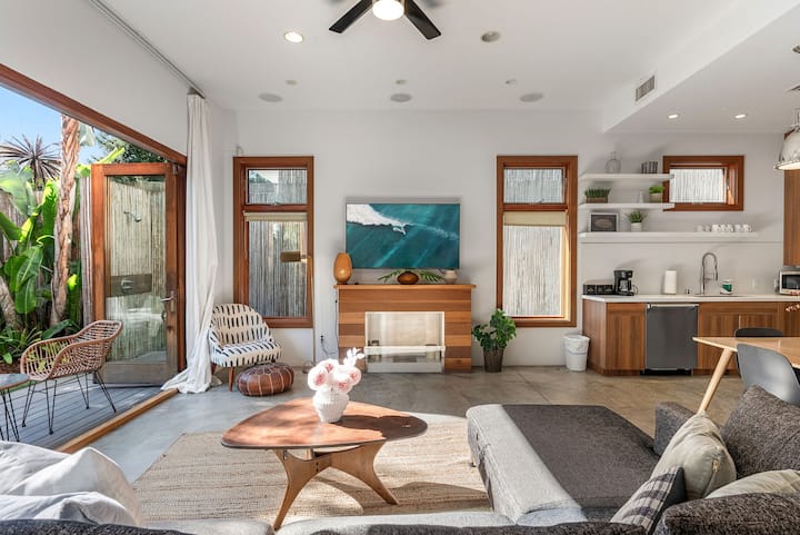 Modern Venice Beach Escape W/ Rooftop Views - Santa Monica, CA