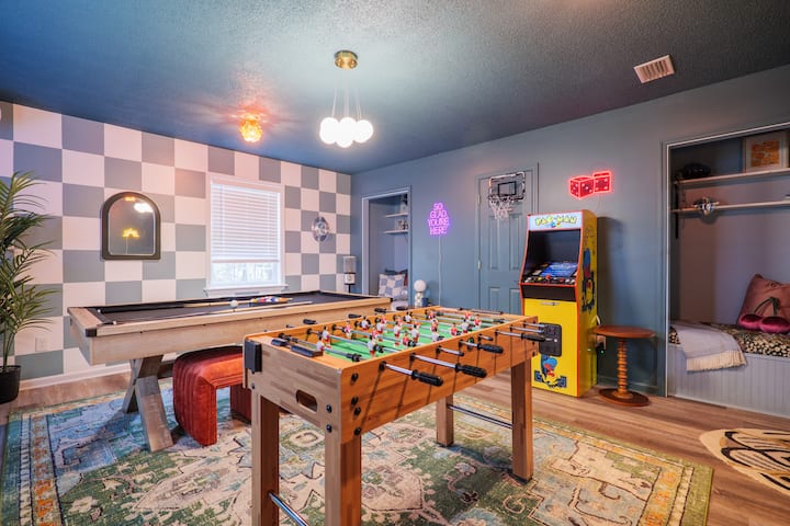 Game Room Retreat With Grill, King Beds & 5 Tvs - Valdosta State University, Valdosta