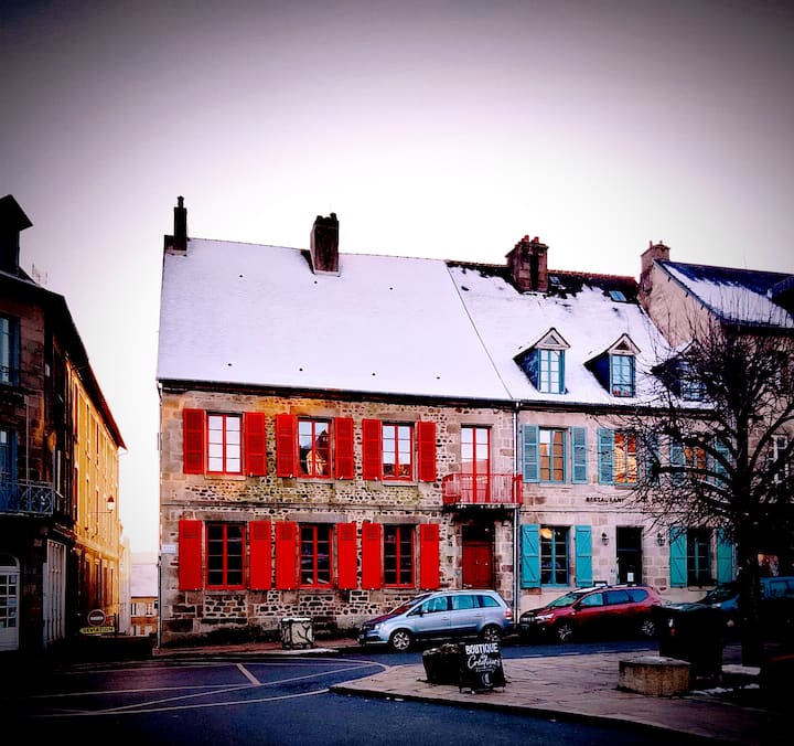 Belle Bâtisse Au Cœur Du Village - Aubusson