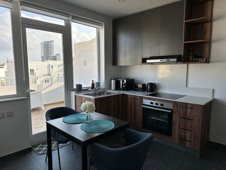 Stylish Balcony Penthouse Steps From The Sea - Málta