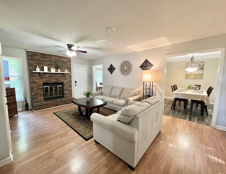 Cozy 3 Bd + 2 Bath Home In Hsv W/spacious Backyard - Burritt on the Mountain