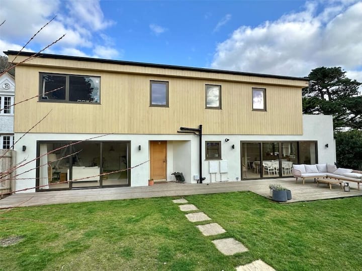 Spacious Coastal Home - Lymington