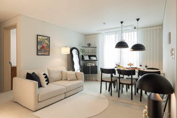 넓고 아늑한3r4q2ba/서울로컬스테이/북한산뷰 루프탑/엘리베이터/10인/보국문역2분#명동 - South Korea