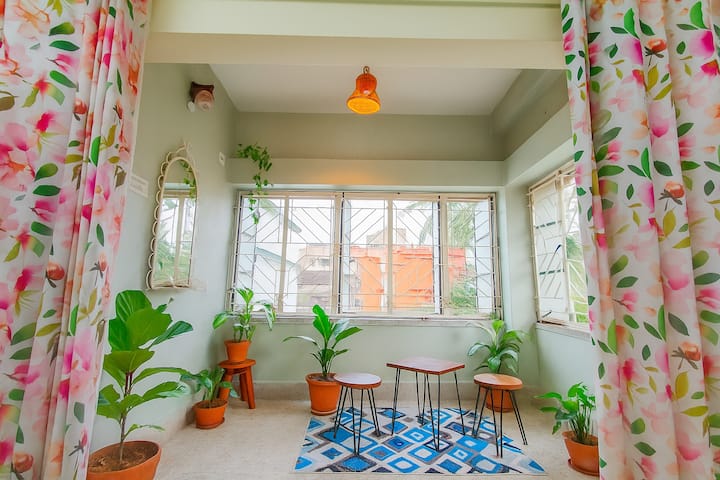 Large Room With Balcony & Kitchen Area - Kolkata (Calcutta)