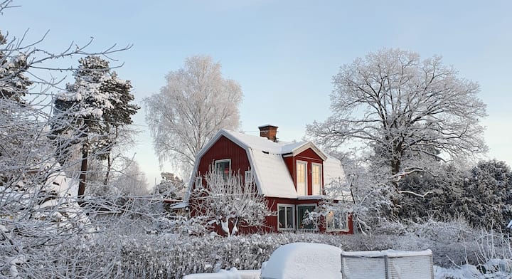 Idyllisk Villa Med Gångavstånd Till Huddinge C - Tumba