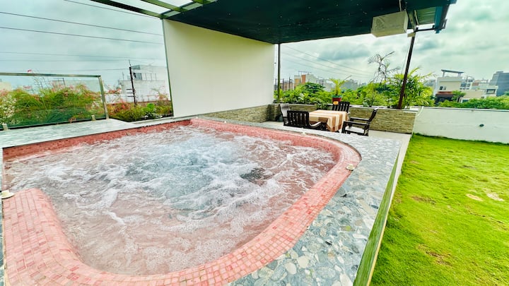 Private Jacuzzi • Terrace Garden & Open-air Cinema - Indore