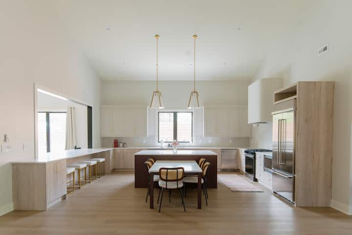 Luxury Barndominium With Hot Tub - Des Moines